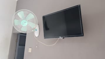Quarto Duplo Básico, 1 quarto (Without AC) | Televisão