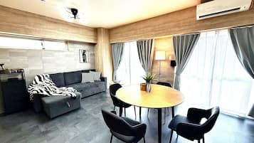 Apartamento Superior | Sala de estar | TV de ecrã plano, tablet, consola de videojogos, leitor de DVD