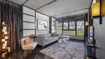 Quarto luxo, 3 quartos (Townhouse) | Área de estar | TV de tela plana