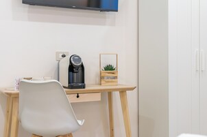 Quarto Deluxe, 1 cama queen-size, casa de banho privativa, Vista para a cidade | Com mobília individualizada, secretária, quartos insonorizados 