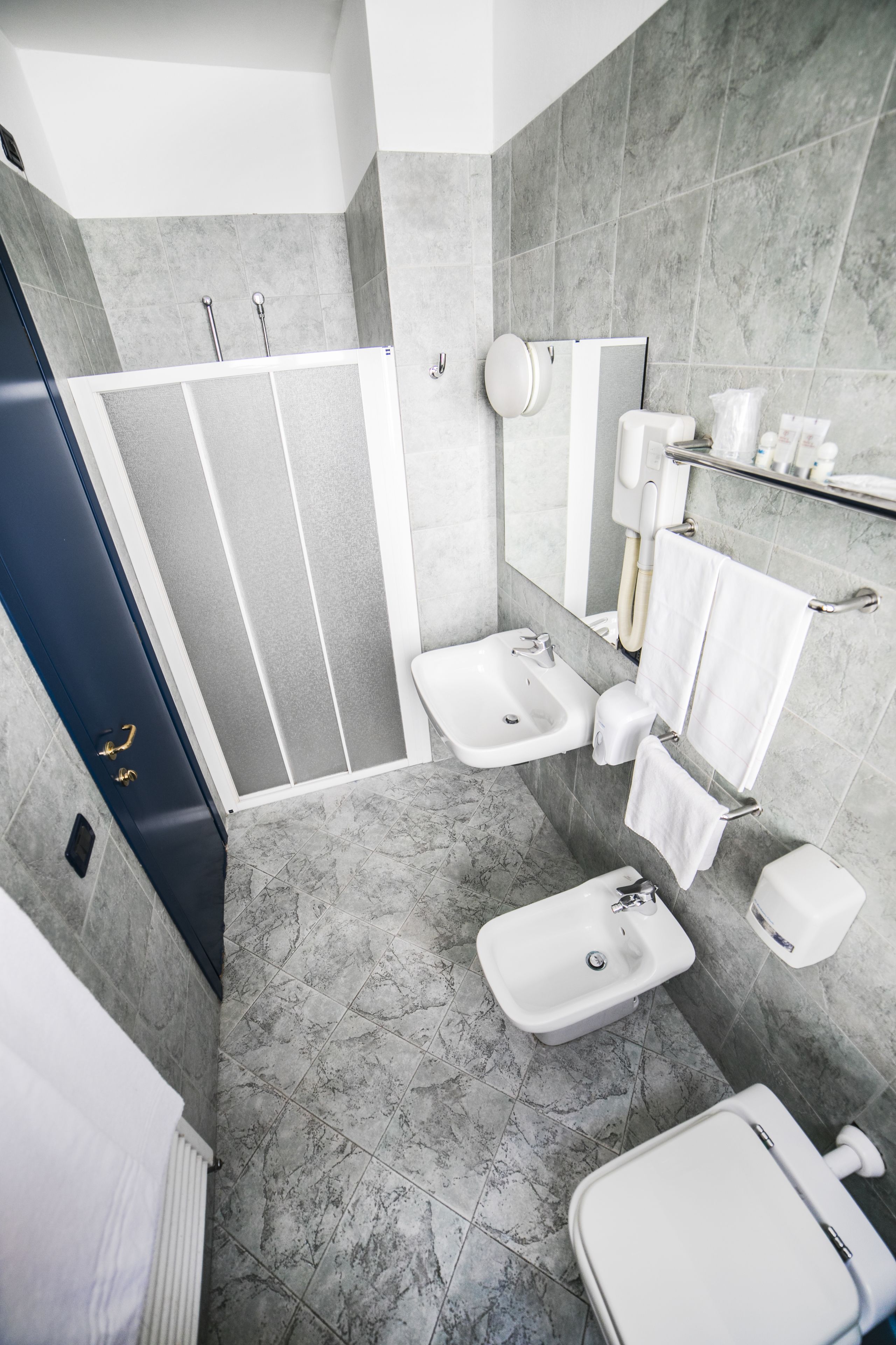 Quarto casal ou duplo standard | Banheiro | Chuveiro, chuveiro com efeito de chuva, produtos de toalete grátis 