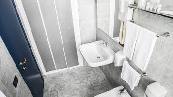 Quarto casal ou duplo standard | Banheiro | Chuveiro, chuveiro com efeito de chuva, produtos de toalete grátis