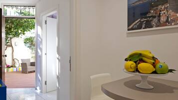 Apartamento, 1 cama Queen | Área de estar | TV de tela plana 32 polegadas com canais via satélite, TV