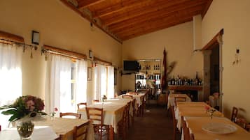 Café da manhã com buffet grátis todos os dias