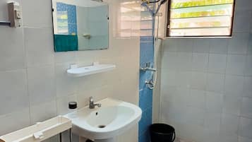 Quarto Duplo Deluxe, 1 cama king-size (Romeo) | Casa de banho | Artigos de higiene pessoal grátis, chinelos, toalhas fornecidas, sabão