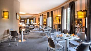 Café da manhã com buffet todos os dias mediante uma taxa
