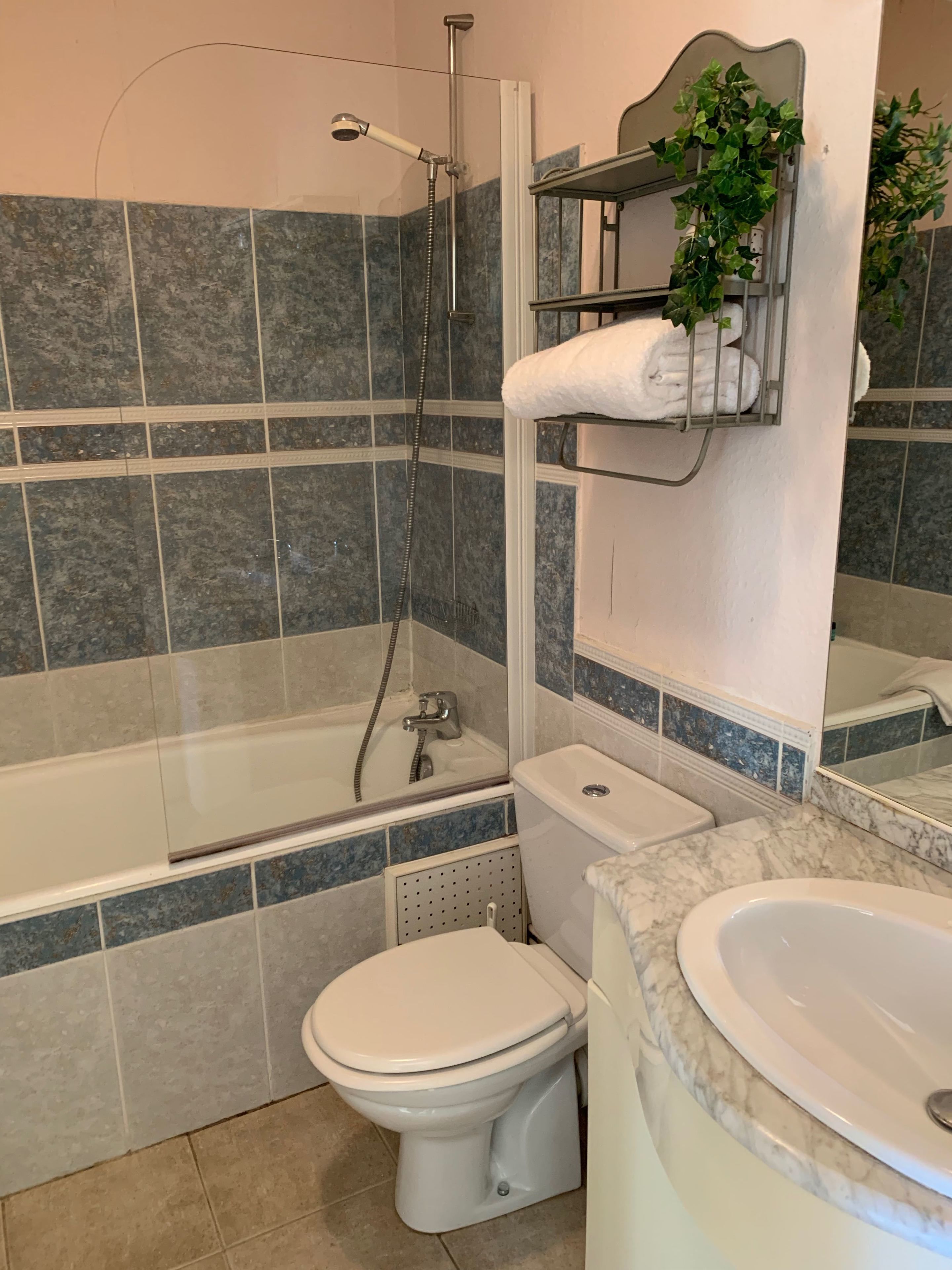 Uma casa de banho com banheira, sanita e lavatório.