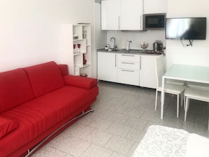 Apartamento, 1 cama queen-size, não fumadores | Sala de estar | Televisor 