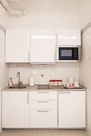 Apartamento, 1 cama queen-size, não fumadores | Kitchenette privada | Um frigorífico, uma placa de cozinha, utensílios de cozinha 