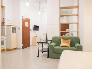 Apartamento, 1 cama Queen e sofá-cama, para não fumantes | Área de estar | TV LED