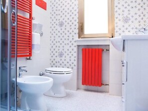 Apartamento, 1 cama Queen e sofá-cama, para não fumantes | Banheiro | Chuveiro, produtos de toalete grátis, secador de cabelo, bidê