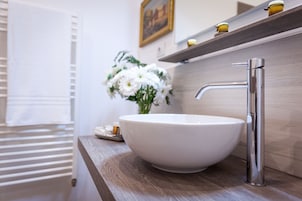 Quarto Duplo Deluxe (Sole) | Casa de banho | Um polibã, artigos de higiene pessoal grátis, um secador de cabelo