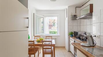 Apartamento Empresarial, várias camas, não fumadores | Cozinha privada | Um frigorífico, um micro-ondas, um forno, uma placa de cozinha