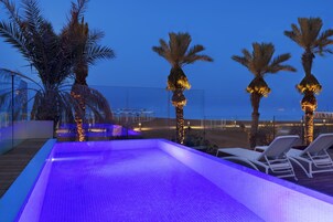 Roupa de alta qualidade, minibar, cofre no quarto, secretária 