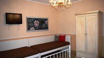 Quarto Quádruplo | Minibar, cofre no quarto, Wi-fi grátis, roupa de cama fornecida