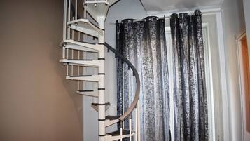 Quarto quádruplo | Área de estar | TV de tela plana, filmes pagos