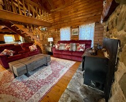 Joanie’s Place | Sala de estar | Televisor de ecrã plano de 36 polegadas com canais via satélite 