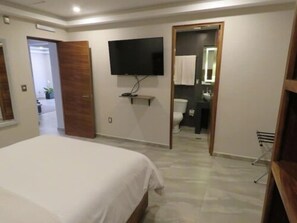 1 quarto, cofre no quarto, secretária