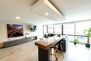 Apartamento Standard, 1 quarto | Sala de estar | Televisor de ecrã plano de 32 polegadas com canais digitais, televisor