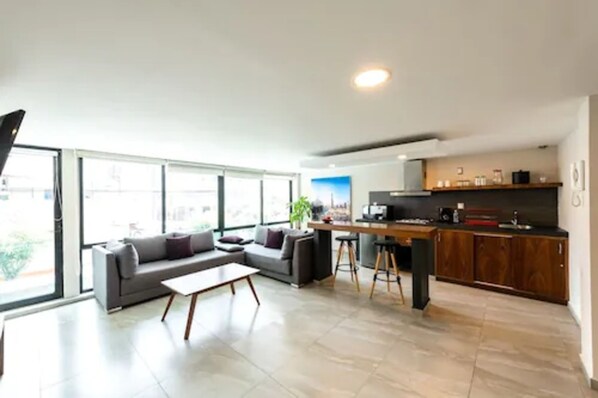 Apartamento Standard (Doble) | Sala de estar | Televisor de ecrã plano de 32 polegadas com canais digitais, televisor