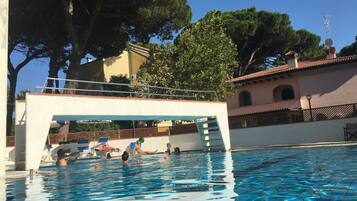 Piscina exterior sazonal