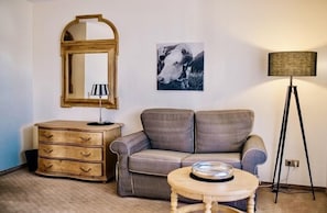 Quarto Duplo Comfort | Sala de estar | TV de ecrã plano 