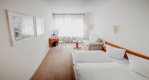 Escrivaninha, cortinas blackout, quartos à prova de som