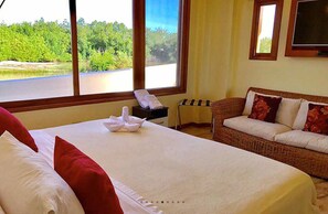 Lava Heron Apartment, Non-Smoking | Edredons de pluma, cofres nos quartos, cortinas blackout