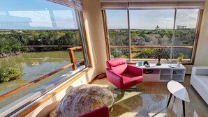Vila luxo, 3 quartos, vista para a lagoa | Sala de estar | TV LCD