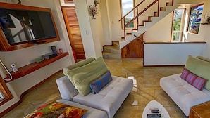 Vila luxo, 3 quartos, vista para a lagoa | Sala de estar | TV LCD