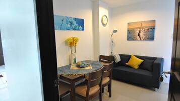 Apartamento Cidade, 1 quarto (T3) | Sala de estar | Televisor de ecrã plano de 32 polegadas com canais por cabo, televisor