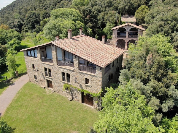 Impresionante Masía Con Vistas Panorámicas Y Capacidad Para 18 Personas - Santa Pau