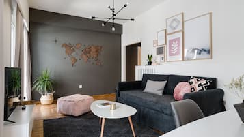 Apartamento, 1 quarto | Sala de estar | Smart TV de 43 de polegadas com canais via satélite, televisor, Netflix