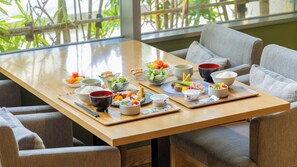 Café da manhã com buffet todos os dias mediante uma taxa