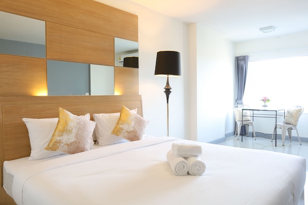 Quarto Duplo Deluxe | Secretária, secretária adequada para computadores portáteis