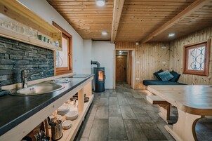 Chalé de Luxo, 2 quartos (Ojstrica) | Cozinha privada | Um frigorífico, uma placa de cozinha, uma cadeira de bebé 