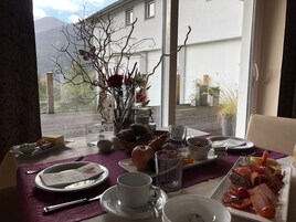 Café da manhã com buffet grátis todos os dias