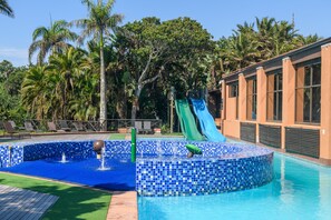 3 piscinas exteriores, guarda-sóis, espreguiçadeiras