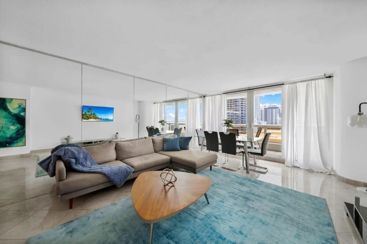 Spacious & Flexible | Bay View | Gym | Staycozy - Miami, FL