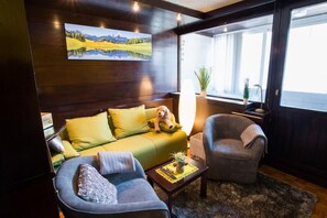 Apartamento, 1 quarto | Sala | TV de ecrã plano 