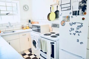 Um frigorífico, um micro-ondas, um forno 