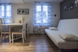 Apartamento urbano, 2 quartos, vista para o pátio | Opções para refeição no quarto