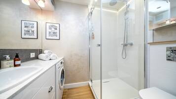 Apartamento premium | Banheiro | Chuveiro, produtos de toalete grátis, secador de cabelo