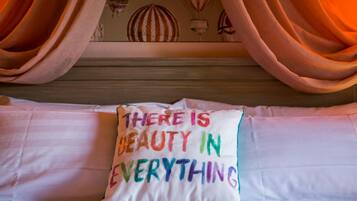 Uma cama com um travesseiro que diz: "Há beleza em tudo."