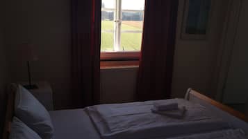 Quarto casal básico | Individualmente mobiliados, Wi-Fi de cortesia, roupa de cama