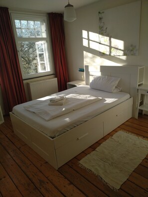 Quarto solteiro básico | Individualmente mobiliados, Wi-Fi de cortesia, roupa de cama
