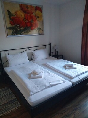 Quarto casal básico | Individualmente mobiliados, Wi-Fi de cortesia, roupa de cama