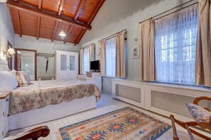 Deluxe Room with Pool & Forest View | Minibar, cofre no quarto, secretária, quartos insonorizados 