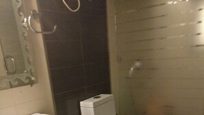 Quarto superior, várias camas, para não fumantes, vista para a colina | Banheiro