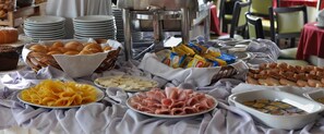 Café da manhã com buffet diário (BRL 23.00 por pessoa) 